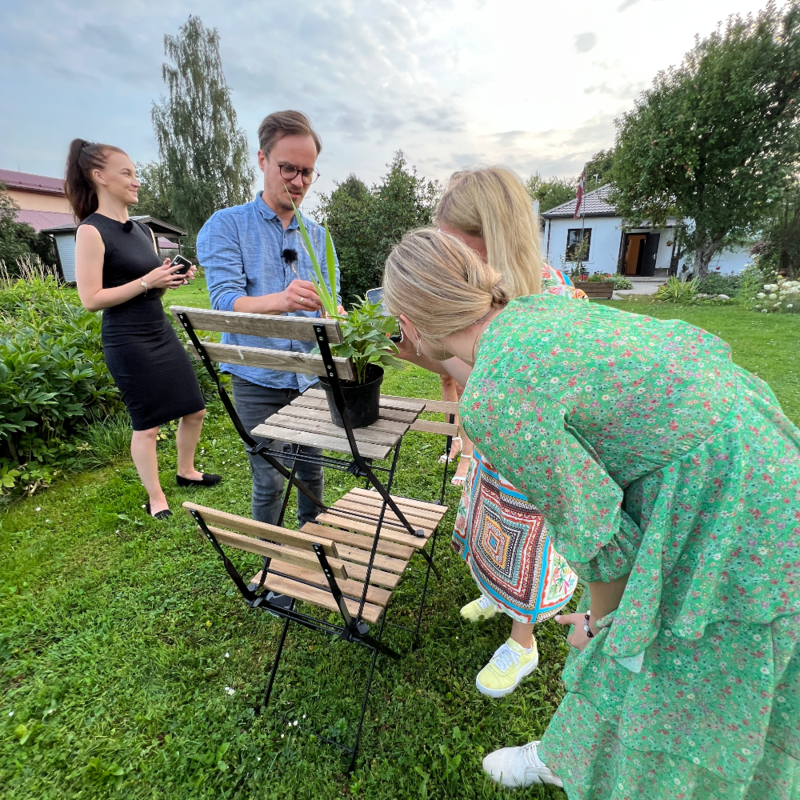 Ralfs Rubenis, Kaspars Ansons un Juta Jemeļjanova viesos pie kūku ...