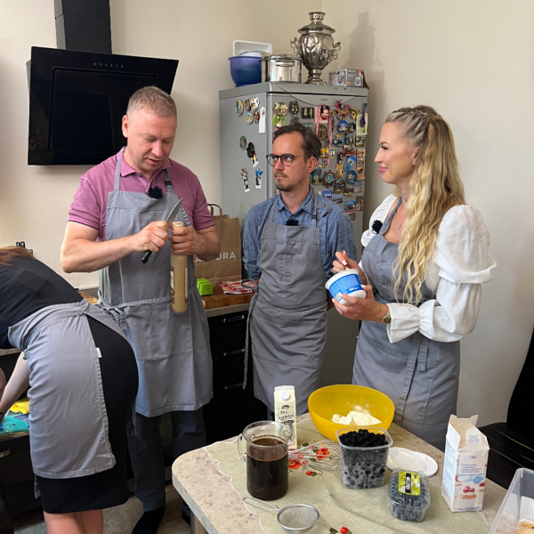 Ralfs Rubenis, Kaspars Ansons un Juta Jemeļjanova viesos pie kūku ...