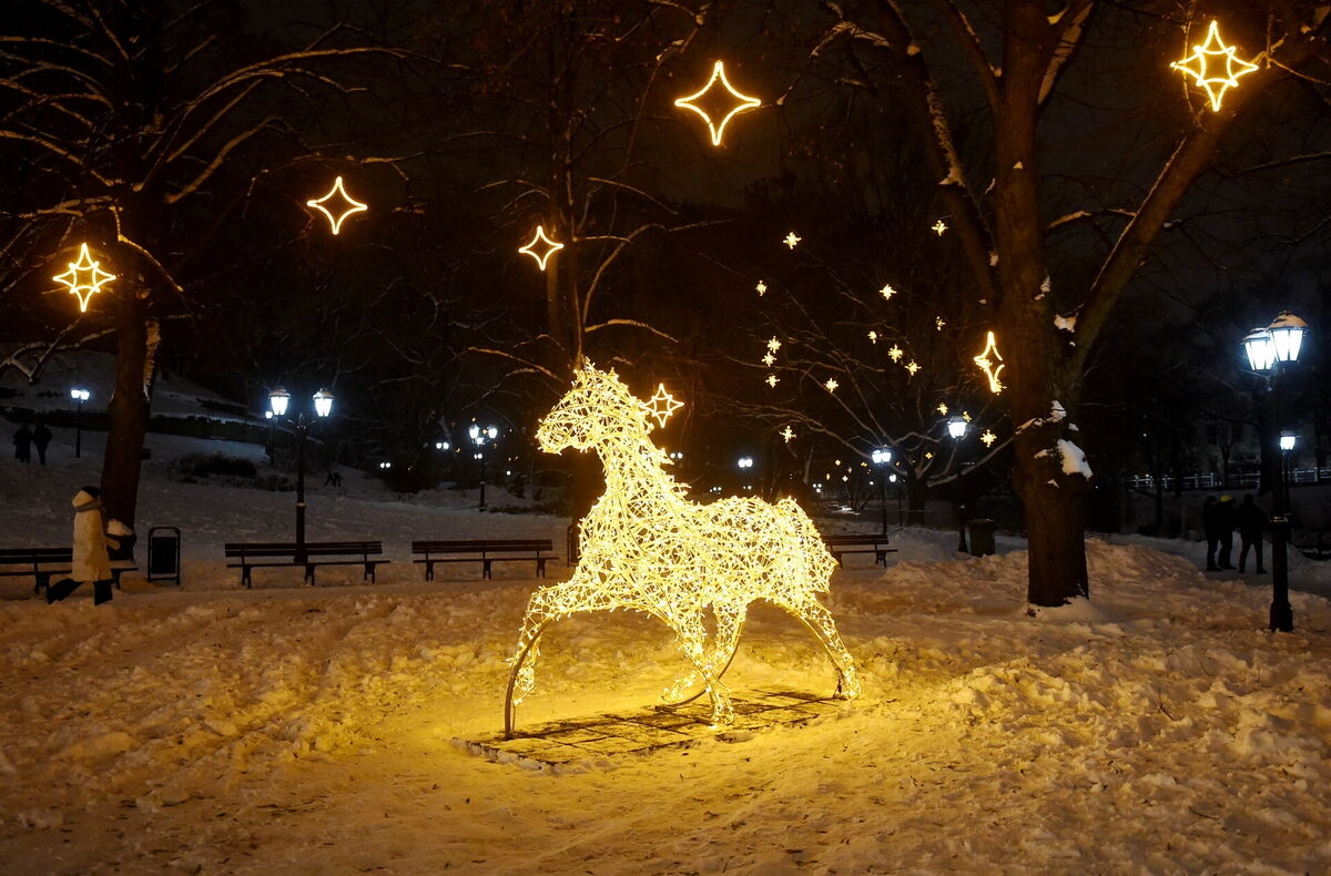 Rīgā iespējams izstaigāt Ziemassvētku gaismas taku