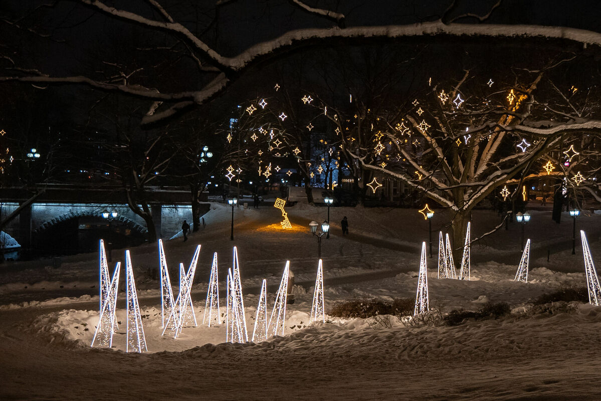 Rīgā atklāta lielākā Ziemassvētku gaismas taka Latvijā