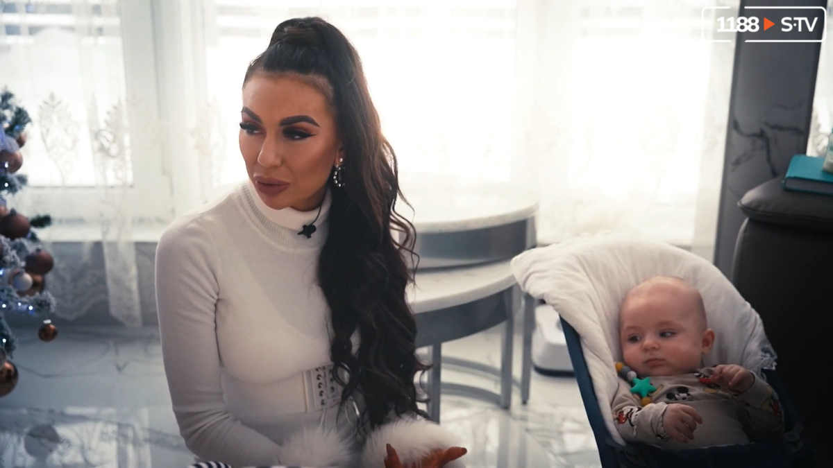 Elīna Didrihsone atrāda savu grezno Ziemassvētku eglīti un ar to ...