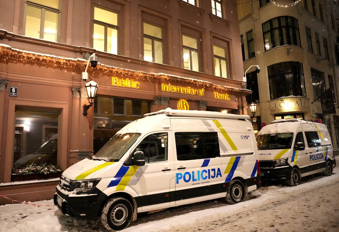 Policijas darbiniekam par kukuļa izspiešanu no šofera piespriež 4,5 ...