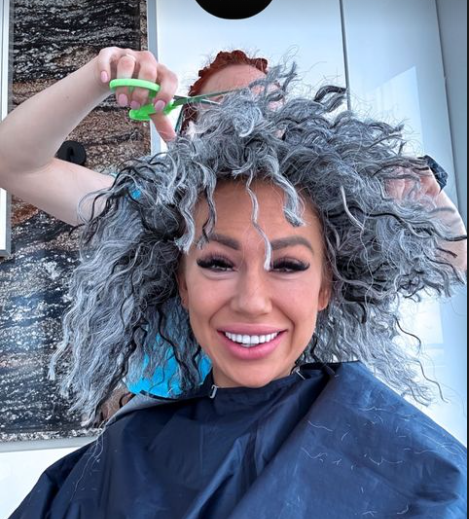 Didrihsone savu jauno matu sakārtojumu salīdzina ar pūdeli