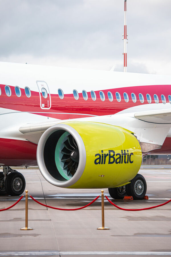 "airBaltic" Rīgā prezentē 40. lidmašīnu un izziņo sadarbību ar Dziesmu un deju svētkiem