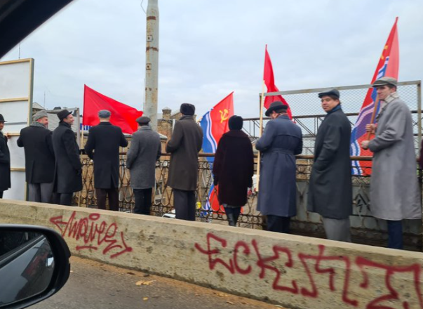 Iedzīvotājus satrauc uz VEF tilta pulcējušies cilvēki ar LPSR karogiem