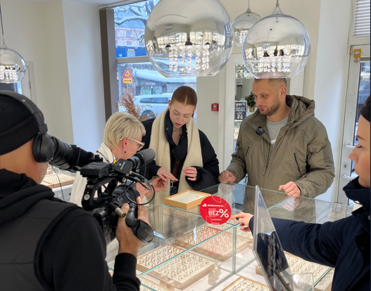 FOTO: Elīna un Kristaps Zutis izvēlas savus laulības gredzenus