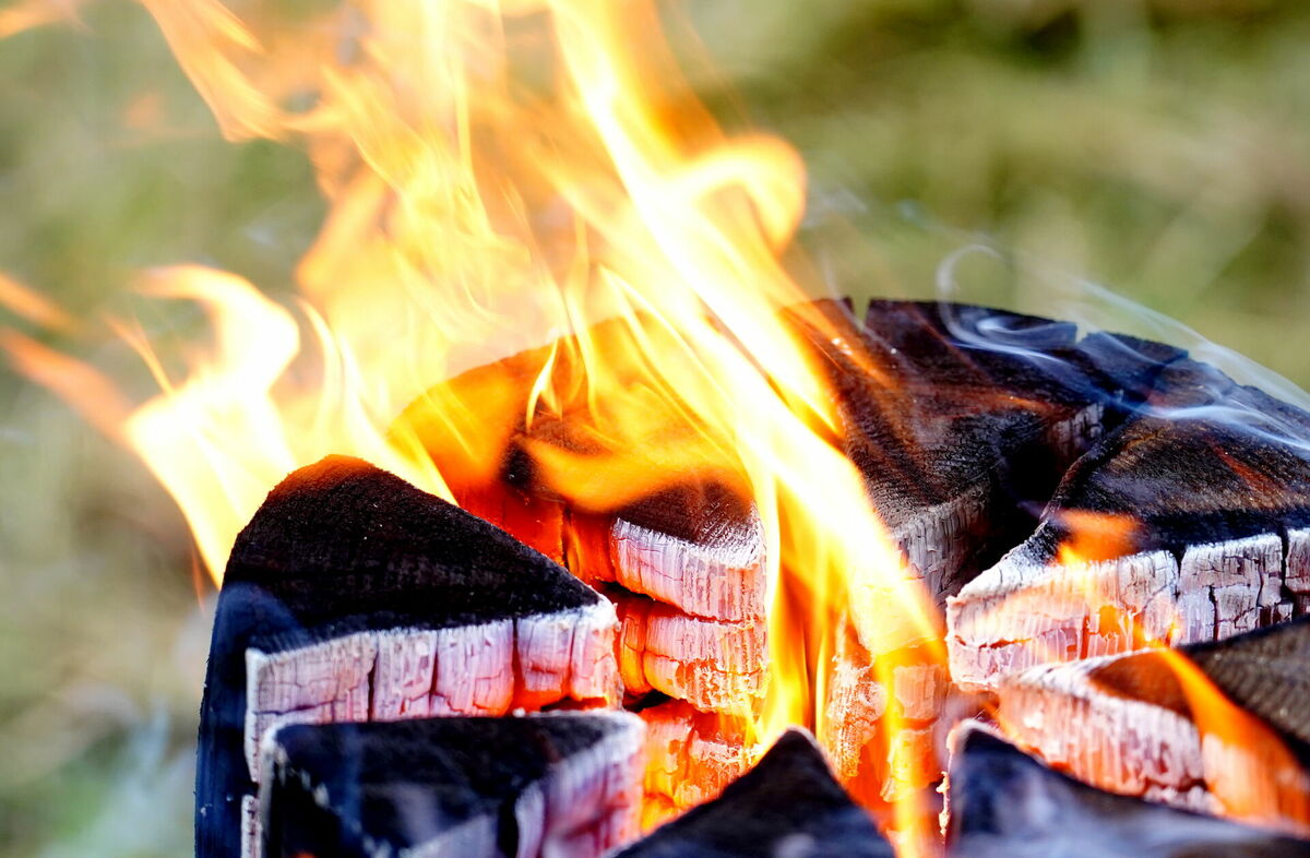 Piemiņas ugunskura iekuršanā godinās cilvēkus, kuri nesuši savas valsts ...