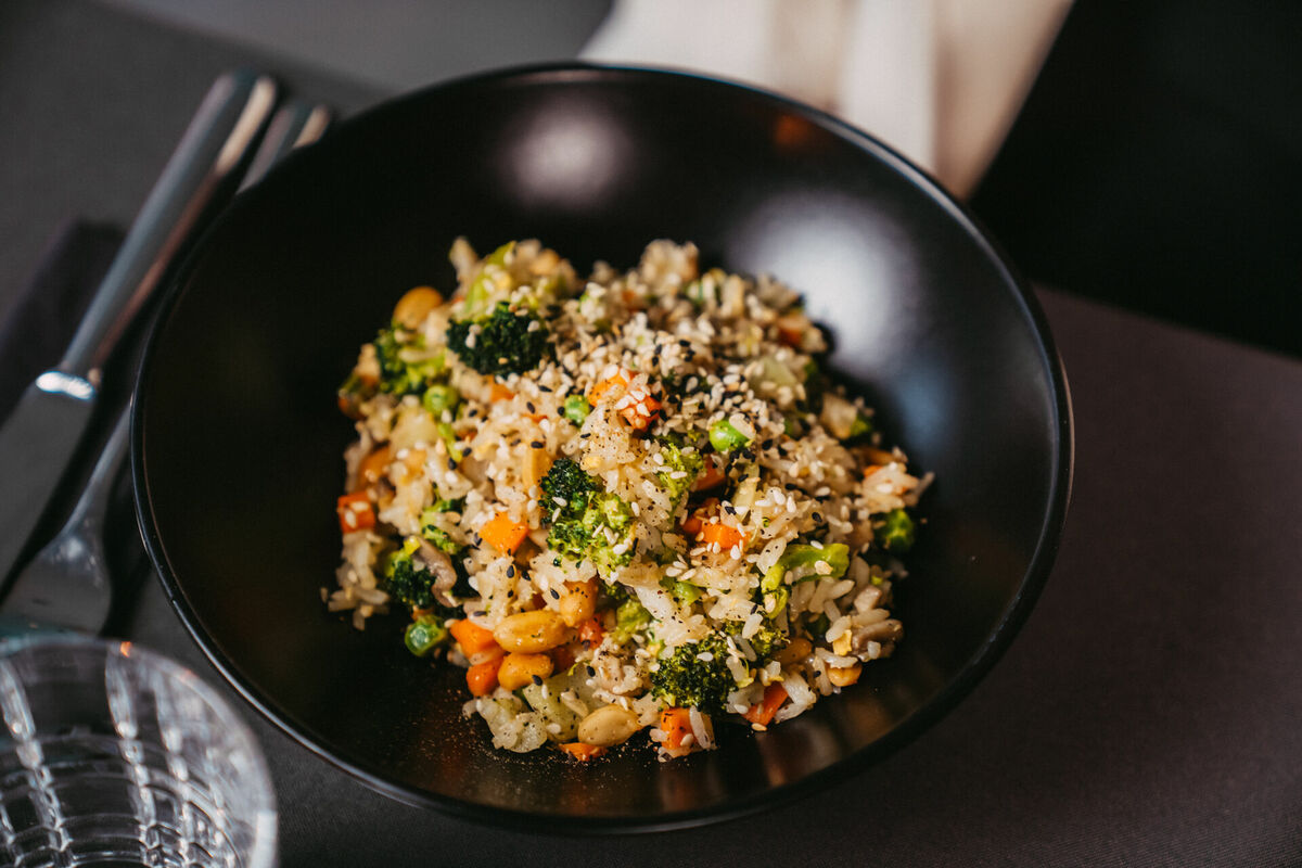 Recepte: Vokpannā ceptie rīsi ar dārzeņiem