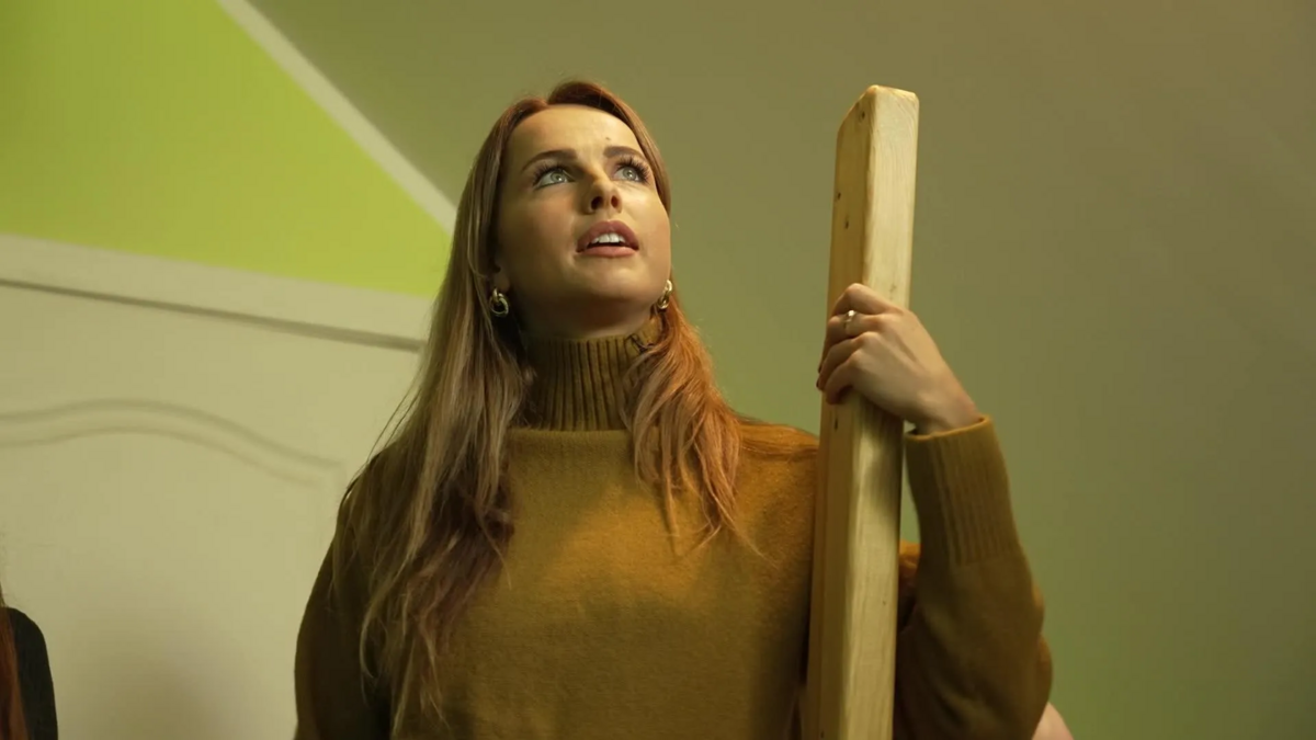 Aktrise Lelde Dreimane filmēšanas laukumā salauzusi kājas potīti