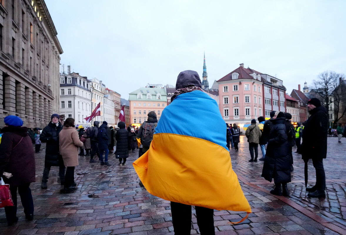 Vecmīlgrāvī aiztur divus jauniešus par plakāta ar Ukrainas karogu ...