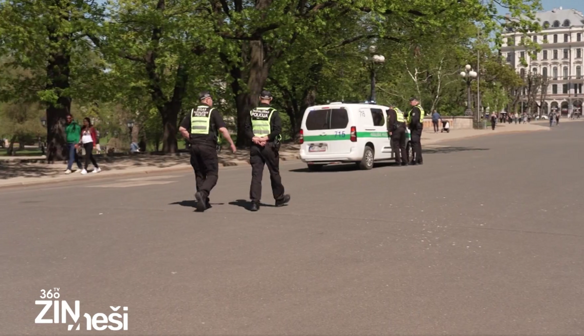 Policistiem Rīgā vajadzētu patrulēt bruņuvestēs un ar “automātiem ...