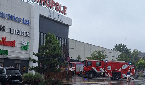 Tirdzniecības centrā "Akropole Alfa" nokrīt piekaramie griesti ...
