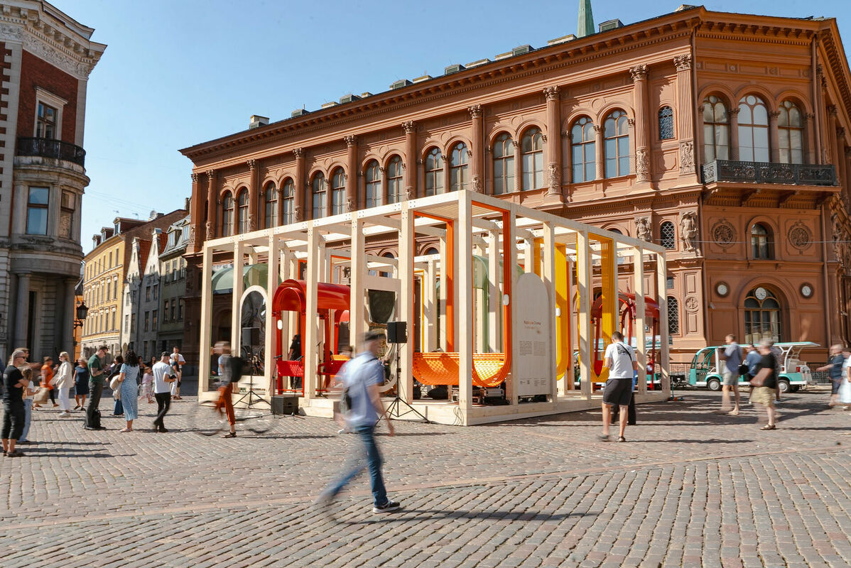 FOTO: Vairākās vietās Vecrīgā izveidoti interesanti mākslas objekti