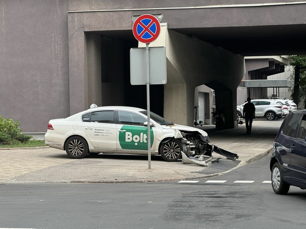 FOTO: Rīgā saskrējušies "Bolt" taksometrs un vieglā automašīna