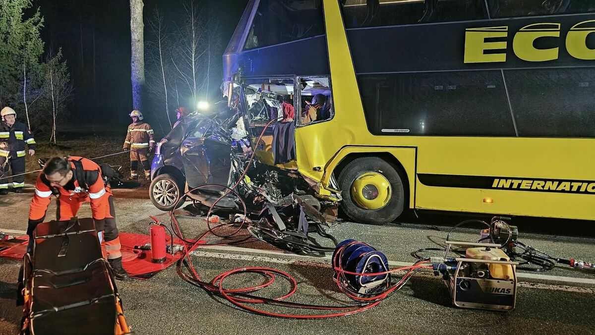 FOTO: Polijā avarējis "Ecolines" autobuss, kurā atradās arī Latvijas ...