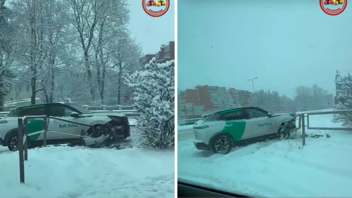 “Bolt Drive” automašīna Rīgā pamatīgi taranējusi ielas nožogojumu