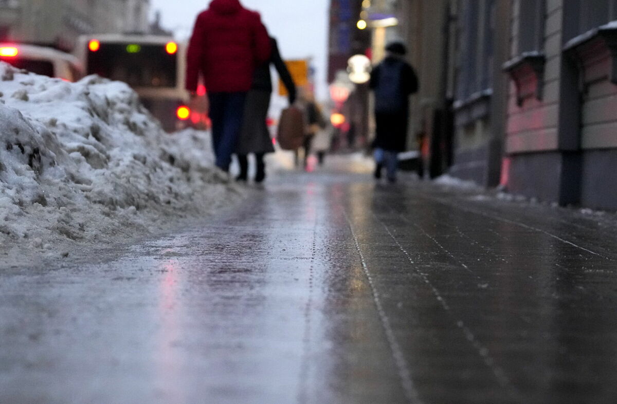 Sestdien uz ceļiem veidojas atkala
