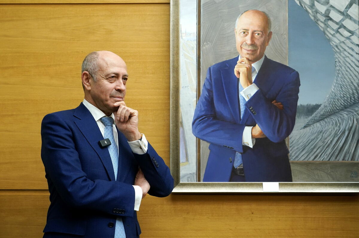 Kādreizējais Rīgas domes mērs Oļegs Burovs ticis pie sava portreta Rātsnamā